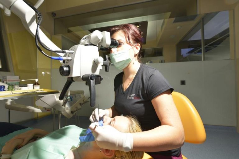 Endodontie la microscop Carl Zeiss - tratament de canal